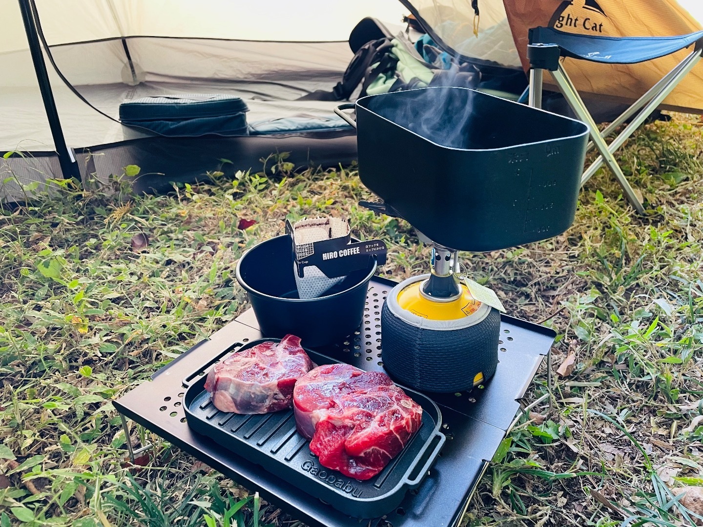 ソロキャン聖地にて肉を焼く: HINATA CAFE